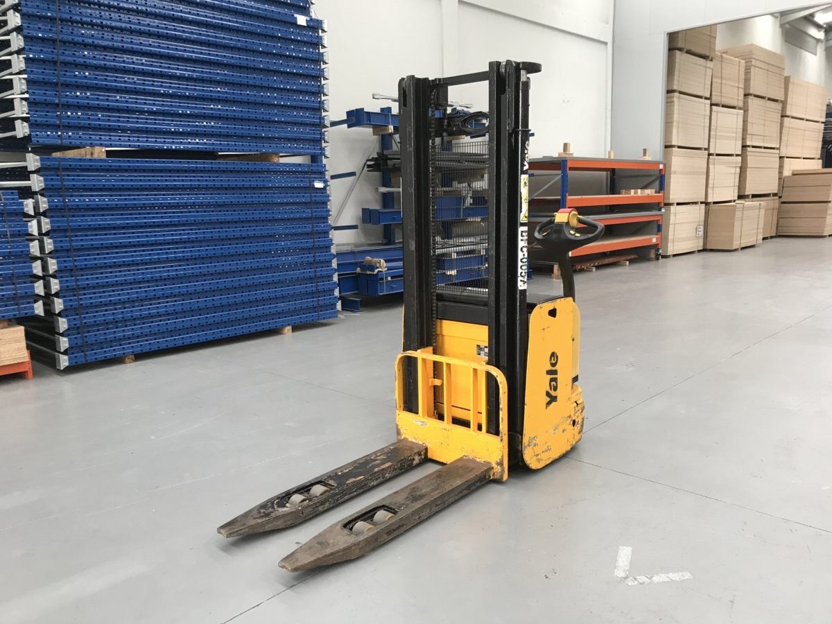 Stacker Yale 1400 Kgs Elétrico - SOPONOR