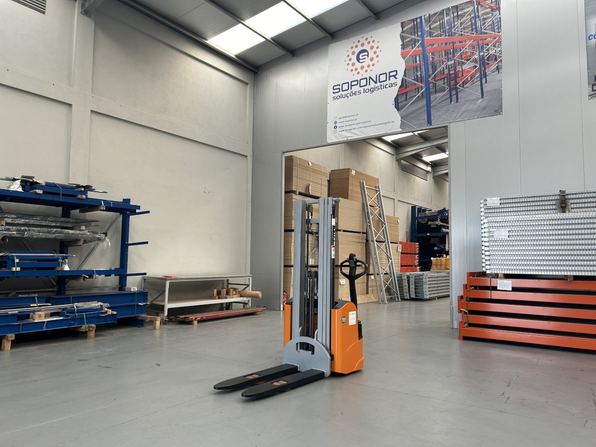 Stacker Still 1400 Kgs Elétrico: Eficiência e Confiabilidade